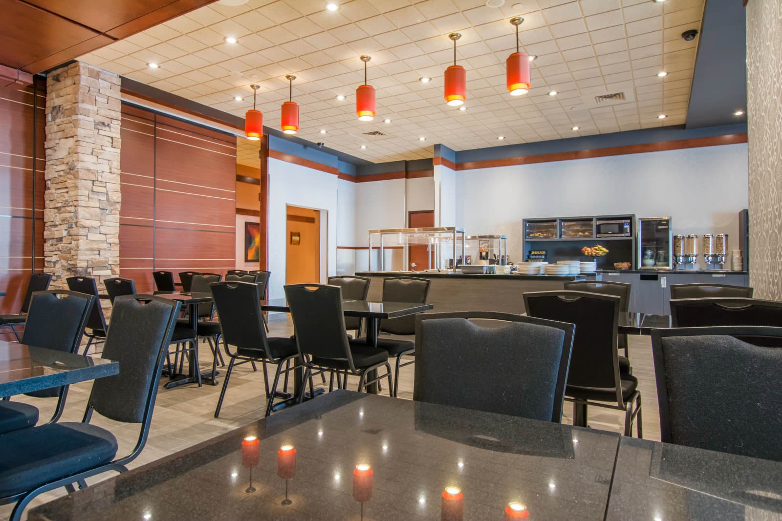 The hotel has revamped its breakfast area! | Quality Inn & Suites Lévis ...