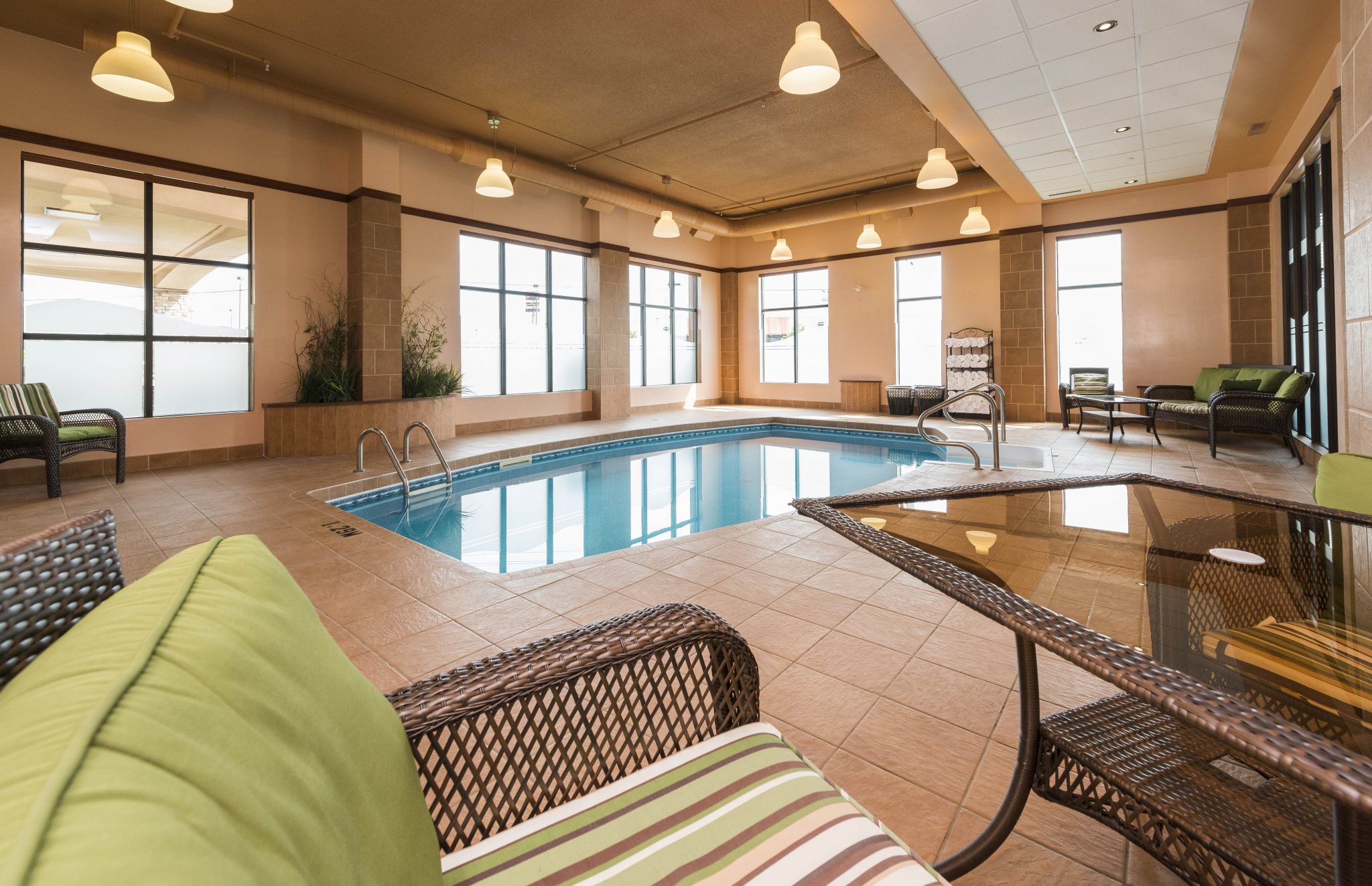 Piscine intérieure | Hôtel Quality Inn & Suites Lévis