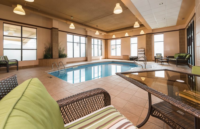 Indoor pool | Quality Inn & Suites Lévis Hotel
